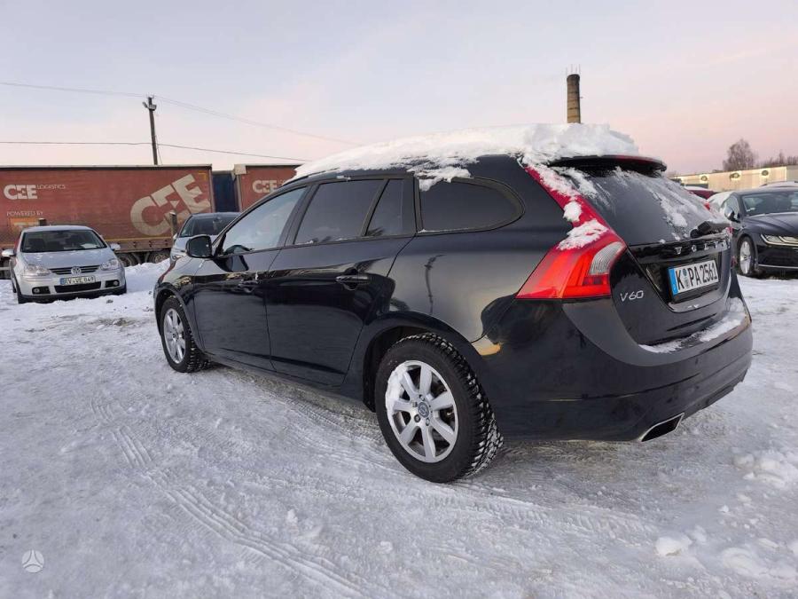 Black Volvo V60 2013 in Taurage, with an engine capacity of 2.40 L and mileage of 191 thousand km for 7800 €, photo 7 on AUTOMOTO.COM.LV