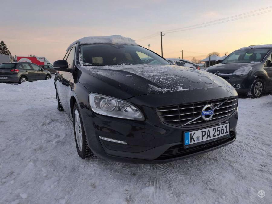 Black Volvo V60 2013 in Taurage, with an engine capacity of 2.40 L and mileage of 191 thousand km for 7800 €, photo 11 on AUTOMOTO.COM.LV
