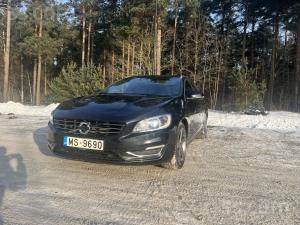 Melns Volvo V60 2013 Rīga, ar dzinēja tilpumu 2.40 L un nobraukumu 318 tūkst. km par 6200 €, foto  vietnē AUTOMOTO.COM.LV