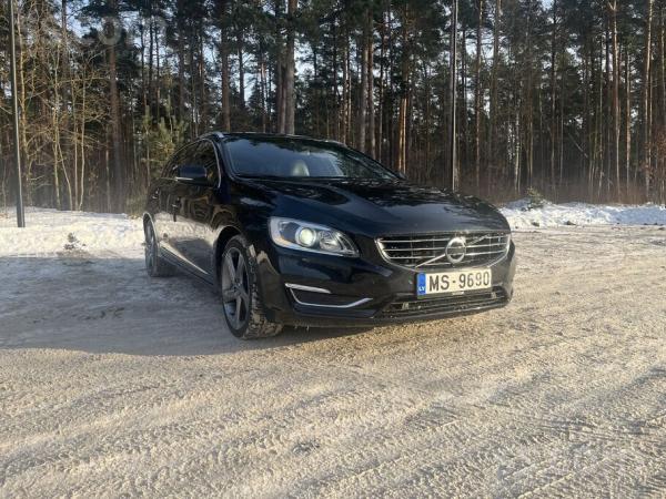 Melns Volvo V60 2013 Rīga, ar dzinēja tilpumu 2.40 L un nobraukumu 318 tūkst. km par 6200 €, foto 2 vietnē AUTOMOTO.COM.LV