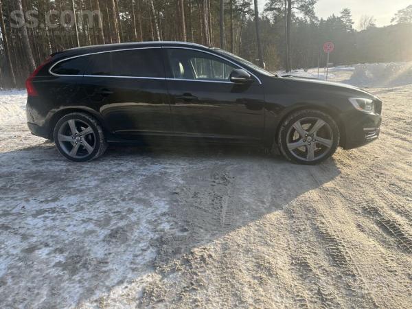 Melns Volvo V60 2013 Rīga, ar dzinēja tilpumu 2.40 L un nobraukumu 318 tūkst. km par 6200 €, foto 3 vietnē AUTOMOTO.COM.LV