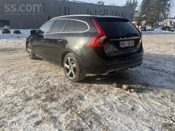 Melns Volvo V60 2013 Rīga, ar dzinēja tilpumu 2.40 L un nobraukumu 318 tūkst. km par 6200 €, foto 5 vietnē AUTOMOTO.COM.LV