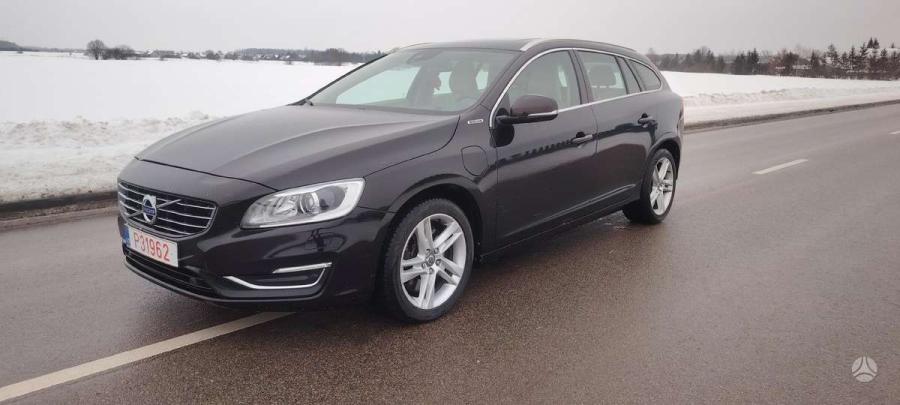 Black Volvo V60 2013 in Kaunas, with an engine capacity of 2.40 L and mileage of 303 thousand km for 7000 €, photo 1 on AUTOMOTO.COM.LV