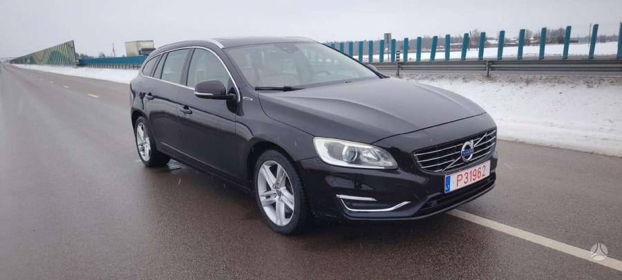 Black Volvo V60 2013 in Kaunas, with an engine capacity of 2.40 L and mileage of 303 thousand km for 7000 €, photo 2 on AUTOMOTO.COM.LV