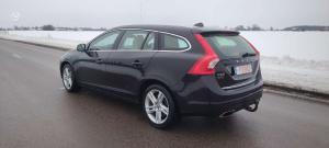 Black Volvo V60 2013 in Kaunas, with an engine capacity of 2.40 L and mileage of 303 thousand km for 7000 €, photo 3 on AUTOMOTO.COM.LV