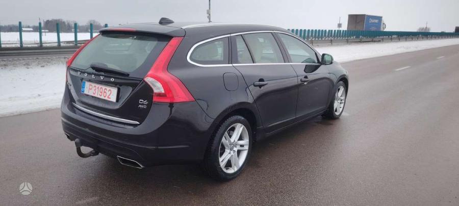 Black Volvo V60 2013 in Kaunas, with an engine capacity of 2.40 L and mileage of 303 thousand km for 7000 €, photo 4 on AUTOMOTO.COM.LV
