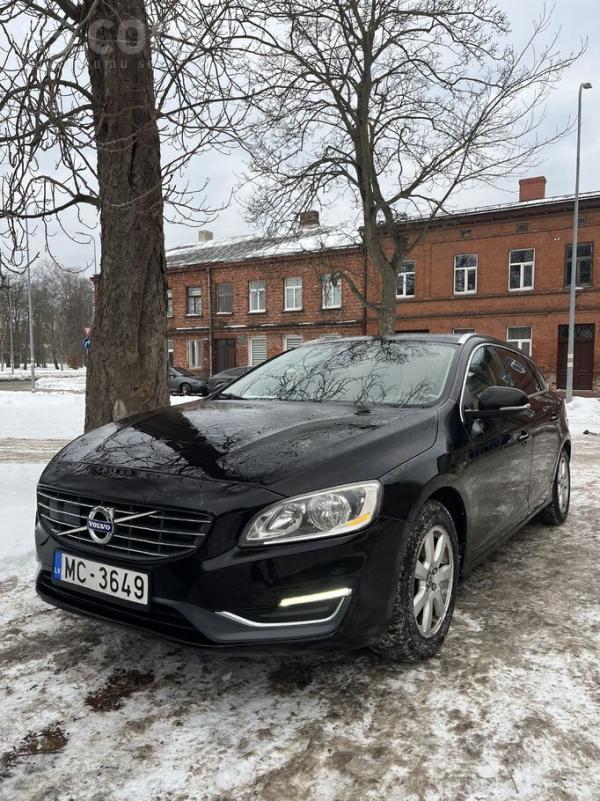 Melns Volvo V60 2013 Liepāja, ar dzinēja tilpumu 2.00 L un nobraukumu 420 tūkst. km par 5300 €, foto 1 vietnē AUTOMOTO.COM.LV
