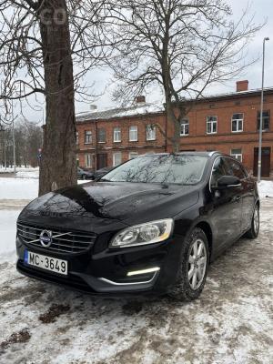 Melns Volvo V60 2013 Liepāja, ar dzinēja tilpumu 2.00 L un nobraukumu 420 tūkst. km par 5300 €, foto  vietnē AUTOMOTO.COM.LV