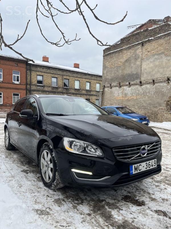 Melns Volvo V60 2013 Liepāja, ar dzinēja tilpumu 2.00 L un nobraukumu 420 tūkst. km par 5300 €, foto 2 vietnē AUTOMOTO.COM.LV