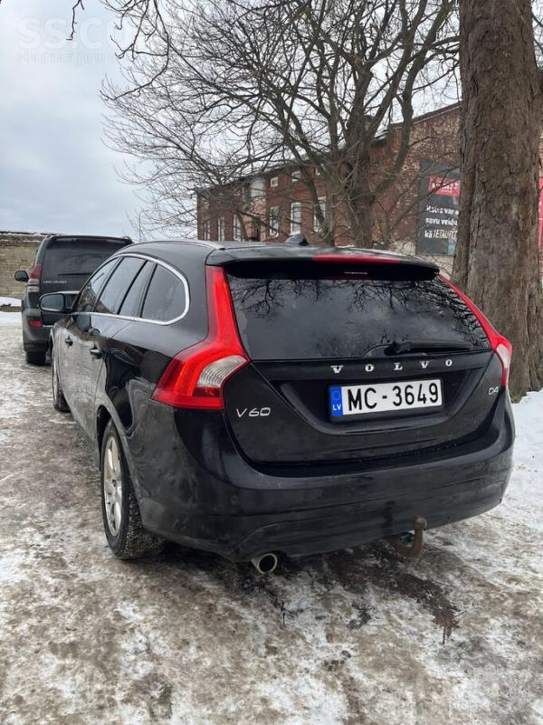 Melns Volvo V60 2013 Liepāja, ar dzinēja tilpumu 2.00 L un nobraukumu 420 tūkst. km par 5300 €, foto 4 vietnē AUTOMOTO.COM.LV