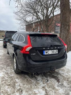 Black Volvo V60 2013 in Liepaja, with an engine capacity of 2.00 L and mileage of 420 thousand km for 5300 €, photo 4 on AUTOMOTO.COM.LV