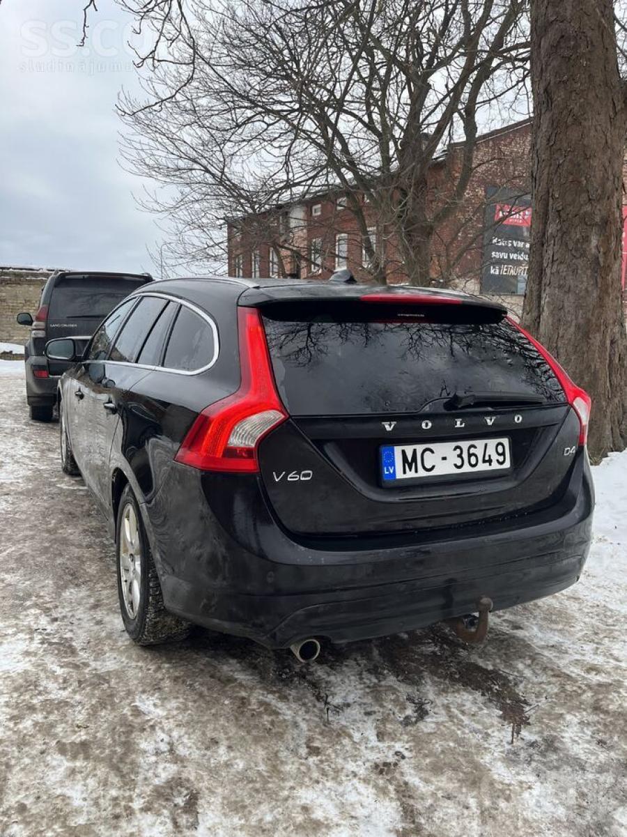 Black Volvo V60 2013 in Liepaja, with an engine capacity of 2.00 L and mileage of 420 thousand km for 5300 €, photo 4 on AUTOMOTO.COM.LV