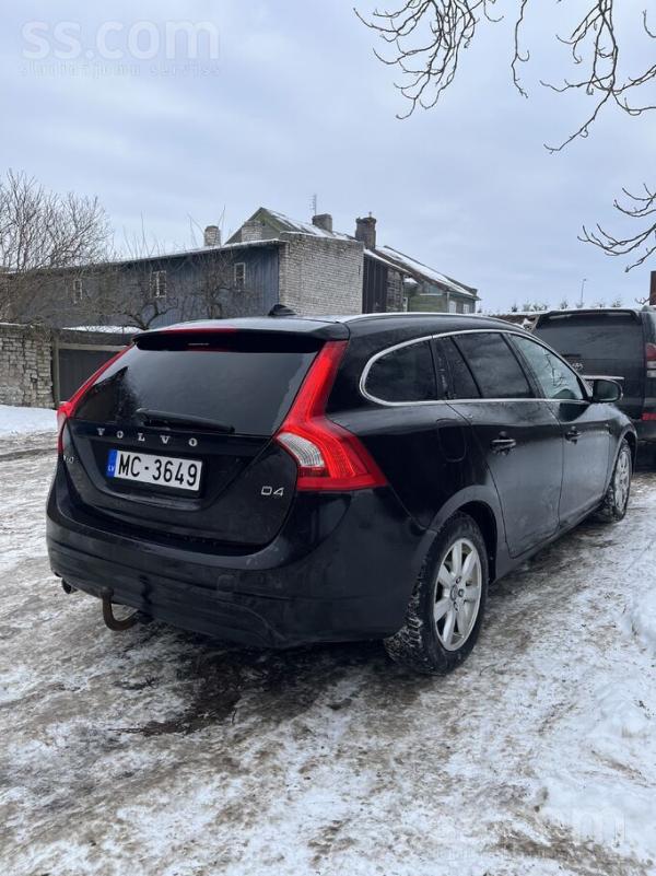 Melns Volvo V60 2013 Liepāja, ar dzinēja tilpumu 2.00 L un nobraukumu 420 tūkst. km par 5300 €, foto 5 vietnē AUTOMOTO.COM.LV