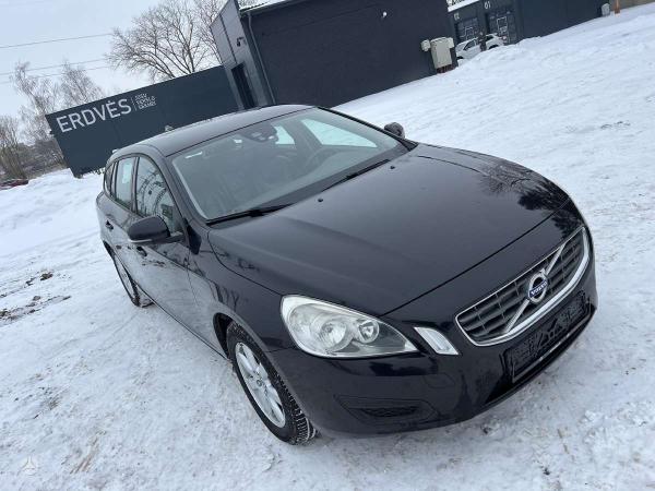 Melns Volvo V60 2013 Šauļi, ar dzinēja tilpumu 1.56 L un nobraukumu 252 tūkst. km par 5400 €, foto 4 vietnē AUTOMOTO.COM.LV