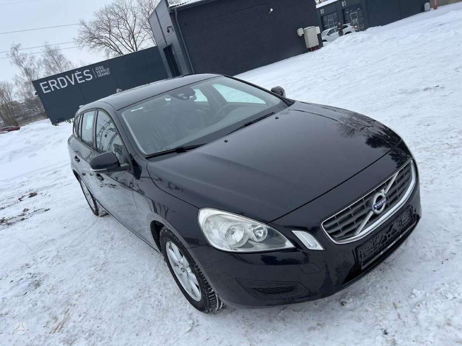 Melns Volvo V60 2013 Šauļi, ar dzinēja tilpumu 1.56 L un nobraukumu 252 tūkst. km par 5400 €, foto 4 vietnē AUTOMOTO.COM.LV