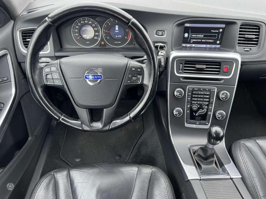 Melns Volvo V60 2013 Šauļi, ar dzinēja tilpumu 1.56 L un nobraukumu 252 tūkst. km par 5400 €, foto 10 vietnē AUTOMOTO.COM.LV