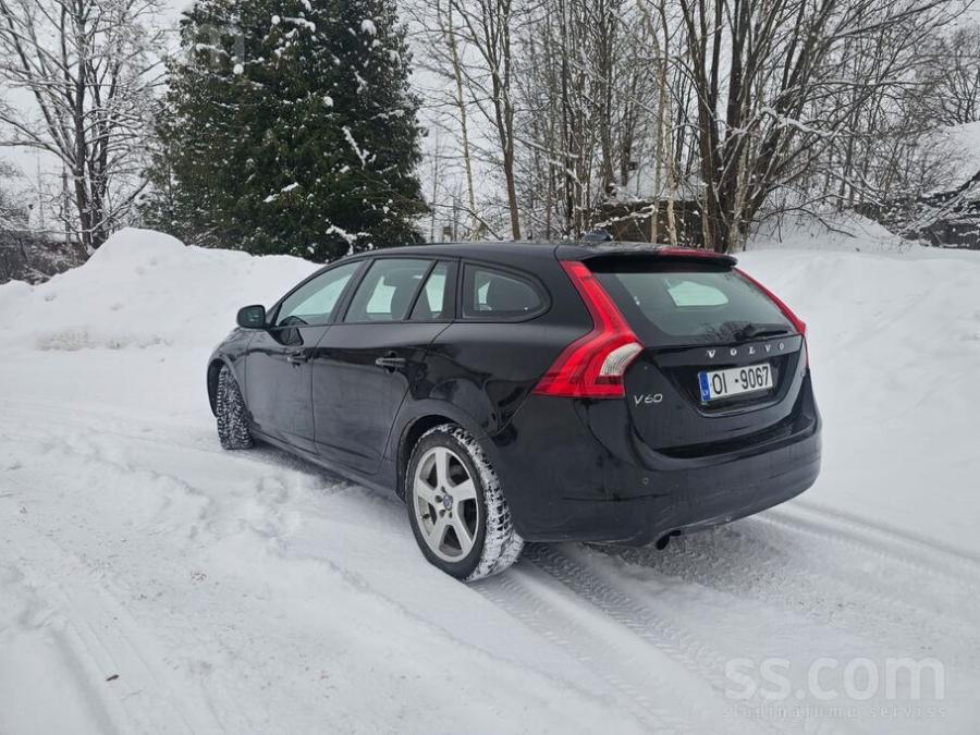 Black Volvo V60 2013 in Riga, with an engine capacity of 2.00 L and mileage of 192 thousand km for 5260 €, photo 2 on AUTOMOTO.COM.LV