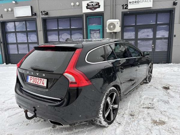 Black Volvo V60 2013 in Vilnius, with an engine capacity of 2.40 L and mileage of 236 thousand km for 7700 €, photo 3 on AUTOMOTO.COM.LV