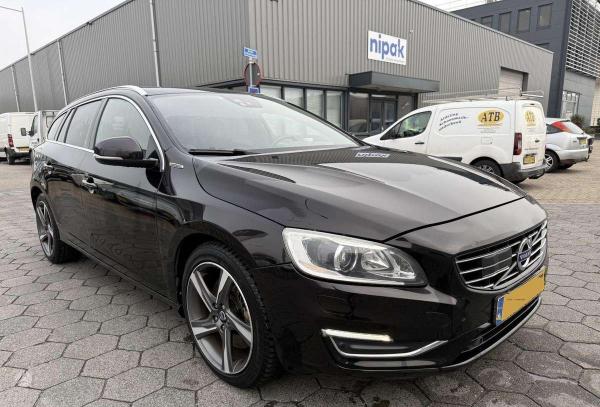 Melns Volvo V60 2013 Prienai, ar dzinēja tilpumu 2.40 L un nobraukumu 281 tūkst. km par 5100 €, foto 1 vietnē AUTOMOTO.COM.LV