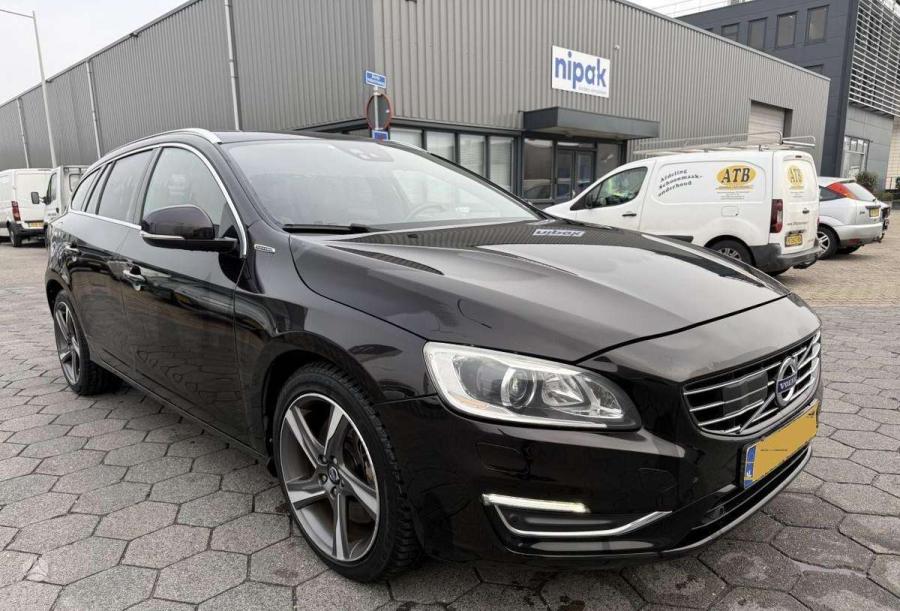 Black Volvo V60 2013 in Prienai, with an engine capacity of 2.40 L and mileage of 281 thousand km for 5100 €, photo 1 on AUTOMOTO.COM.LV