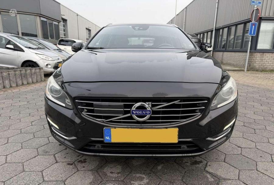 Black Volvo V60 2013 in Prienai, with an engine capacity of 2.40 L and mileage of 281 thousand km for 5100 €, photo 2 on AUTOMOTO.COM.LV