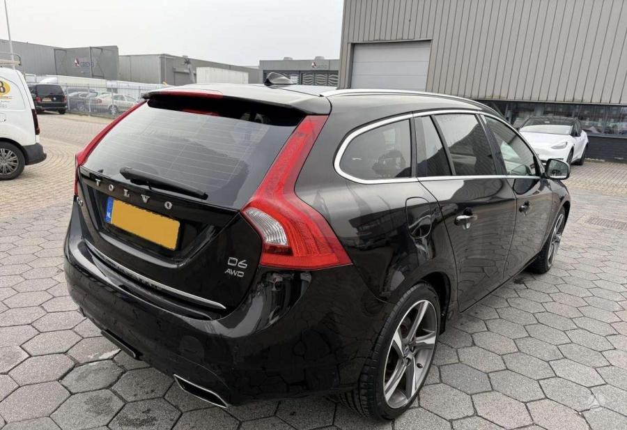 Black Volvo V60 2013 in Prienai, with an engine capacity of 2.40 L and mileage of 281 thousand km for 5100 €, photo 3 on AUTOMOTO.COM.LV