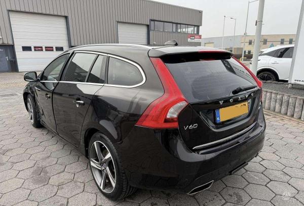 Melns Volvo V60 2013 Prienai, ar dzinēja tilpumu 2.40 L un nobraukumu 281 tūkst. km par 5100 €, foto 5 vietnē AUTOMOTO.COM.LV