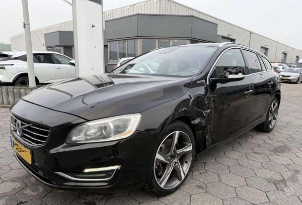 Melns Volvo V60 2013 Prienai, ar dzinēja tilpumu 2.40 L un nobraukumu 281 tūkst. km par 5100 €, foto 6 vietnē AUTOMOTO.COM.LV