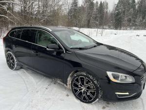 Black Volvo V60 2013 in Vilnius, with an engine capacity of 2.40 L and mileage of 300 thousand km for 8000 €, photo 2 on AUTOMOTO.COM.LV