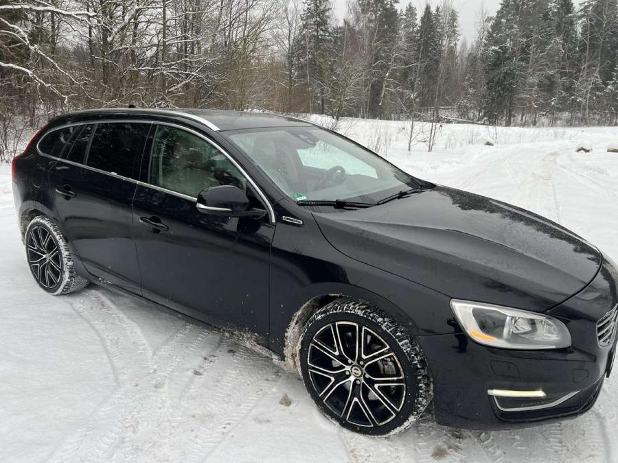 Black Volvo V60 2013 in Vilnius, with an engine capacity of 2.40 L and mileage of 300 thousand km for 8000 €, photo 2 on AUTOMOTO.COM.LV