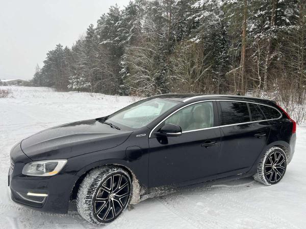 Melns Volvo V60 2013 Viļņa, ar dzinēja tilpumu 2.40 L un nobraukumu 300 tūkst. km par 8000 €, foto 3 vietnē AUTOMOTO.COM.LV