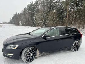 Black Volvo V60 2013 in Vilnius, with an engine capacity of 2.40 L and mileage of 300 thousand km for 8000 €, photo 3 on AUTOMOTO.COM.LV