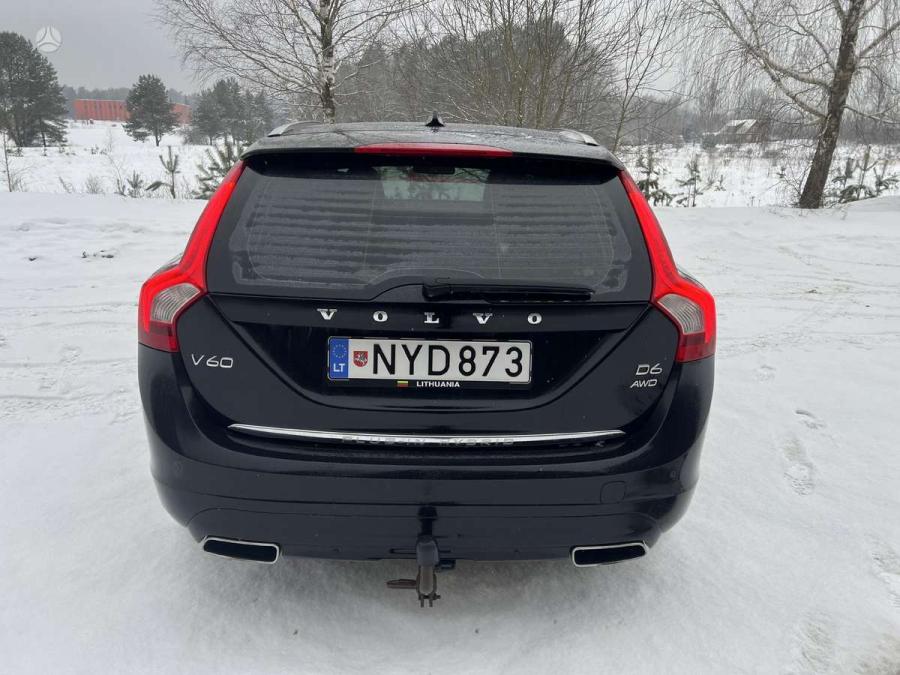 Black Volvo V60 2013 in Vilnius, with an engine capacity of 2.40 L and mileage of 300 thousand km for 8000 €, photo 4 on AUTOMOTO.COM.LV