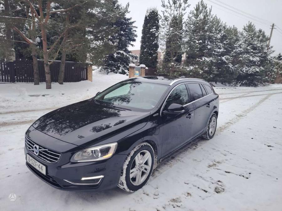 Melns Volvo V60 2013 Viļņa, ar dzinēja tilpumu 2.40 L un nobraukumu 264 tūkst. km par 6300 €, foto 1 vietnē AUTOMOTO.COM.LV
