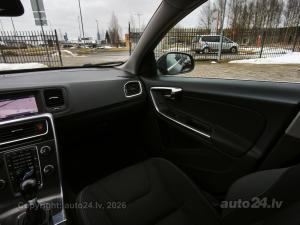 Black Volvo V60 2013 in Tartu, with an engine capacity of 1.60 L and mileage of 225 thousand km for 7490 €, photo 8 on AUTOMOTO.COM.LV