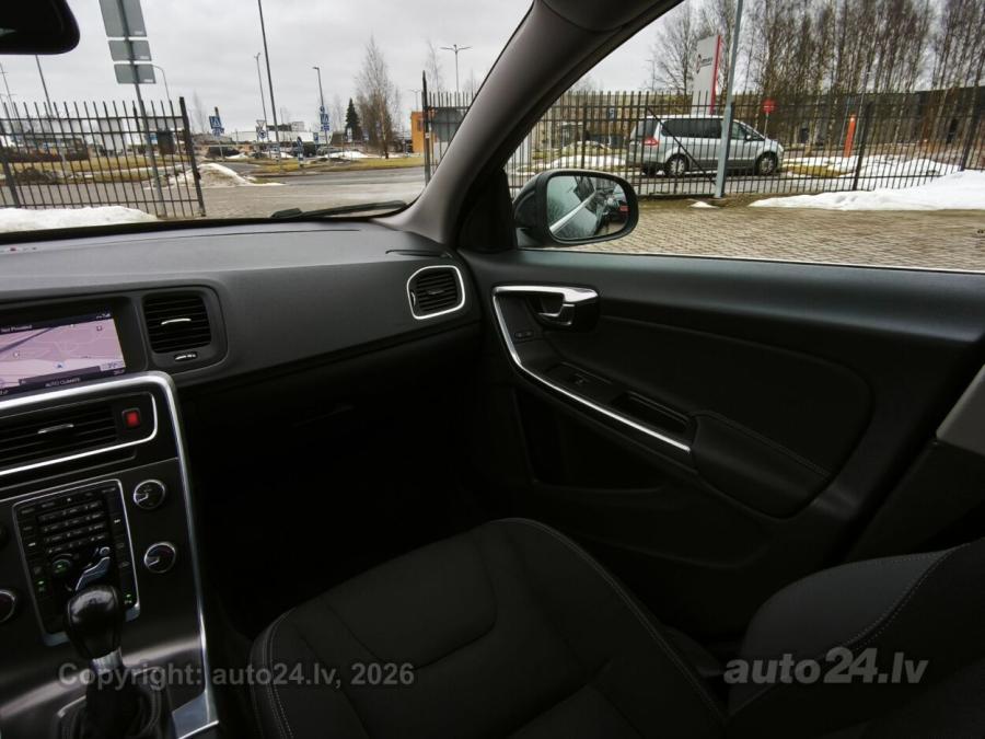 Black Volvo V60 2013 in Tartu, with an engine capacity of 1.60 L and mileage of 225 thousand km for 7490 €, photo 8 on AUTOMOTO.COM.LV