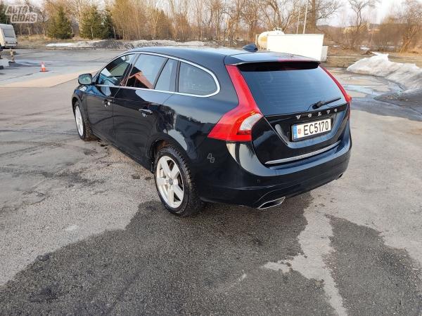 Melns Volvo V60 2013 Viļņa, ar dzinēja tilpumu 2.40 L un nobraukumu 309 tūkst. km par 7000 €, foto 2 vietnē AUTOMOTO.COM.LV