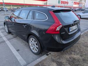 Melns Volvo V60 2013 Viļņa, ar dzinēja tilpumu 2.00 L un nobraukumu 290 tūkst. km par 4500 €, foto 4 vietnē AUTOMOTO.COM.LV