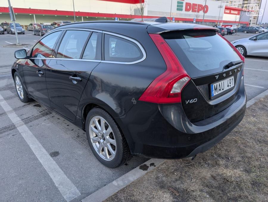 Melns Volvo V60 2013 Viļņa, ar dzinēja tilpumu 2.00 L un nobraukumu 290 tūkst. km par 4500 €, foto 4 vietnē AUTOMOTO.COM.LV