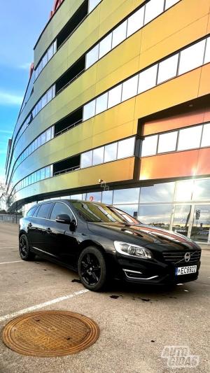 Melns Volvo V60 2013 Viļņa, ar dzinēja tilpumu 2.40 L un nobraukumu 222 tūkst. km par 8200 €, foto  vietnē AUTOMOTO.COM.LV