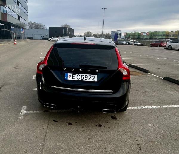 Melns Volvo V60 2013 Viļņa, ar dzinēja tilpumu 2.40 L un nobraukumu 222 tūkst. km par 8200 €, foto 2 vietnē AUTOMOTO.COM.LV