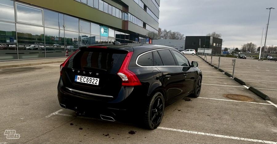 Black Volvo V60 2013 in Vilnius, with an engine capacity of 2.40 L and mileage of 222 thousand km for 8200 €, photo 4 on AUTOMOTO.COM.LV