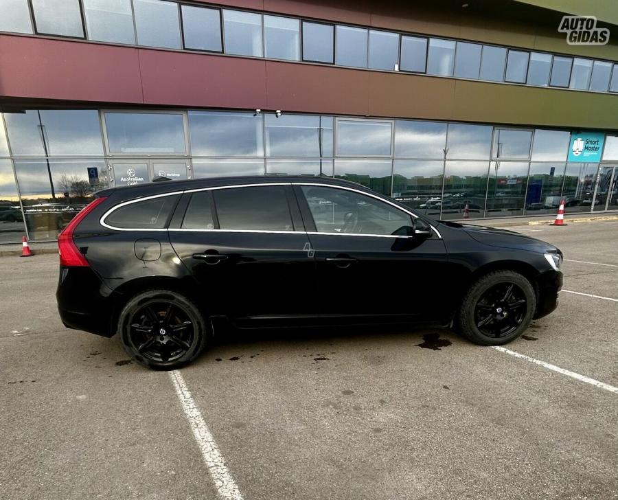 Black Volvo V60 2013 in Vilnius, with an engine capacity of 2.40 L and mileage of 222 thousand km for 8200 €, photo 5 on AUTOMOTO.COM.LV