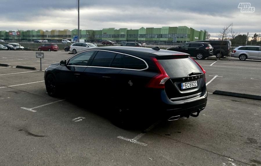 Black Volvo V60 2013 in Vilnius, with an engine capacity of 2.40 L and mileage of 222 thousand km for 8200 €, photo 8 on AUTOMOTO.COM.LV