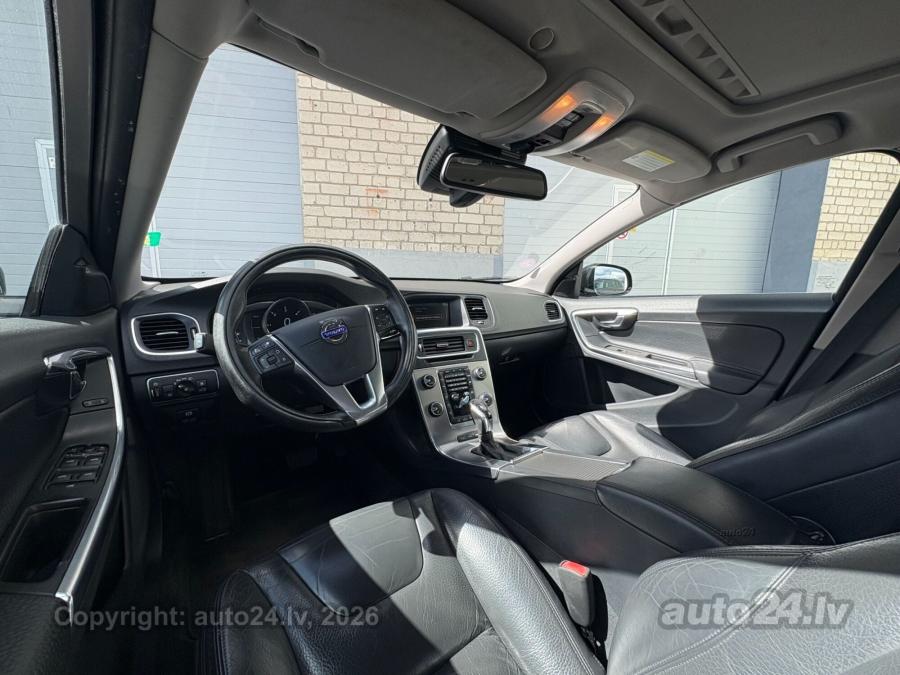 Melns Volvo V60 2013 Paide, ar dzinēja tilpumu 2.40 L un nobraukumu 294 tūkst. km par 8490 €, foto 10 vietnē AUTOMOTO.COM.LV