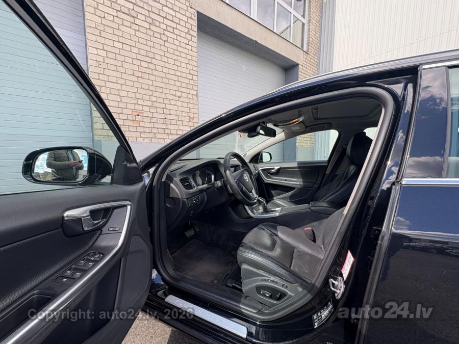Melns Volvo V60 2013 Paide, ar dzinēja tilpumu 2.40 L un nobraukumu 294 tūkst. km par 8490 €, foto 12 vietnē AUTOMOTO.COM.LV