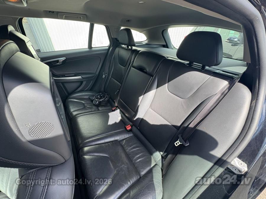 Melns Volvo V60 2013 Paide, ar dzinēja tilpumu 2.40 L un nobraukumu 294 tūkst. km par 8490 €, foto 15 vietnē AUTOMOTO.COM.LV