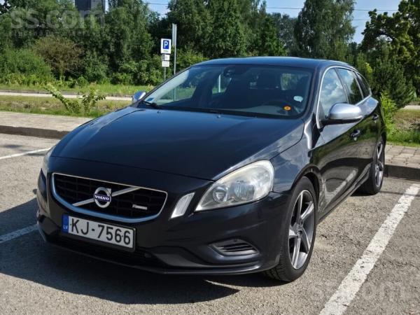 Melns Volvo V60 2013 Rīga, ar dzinēja tilpumu 2.00 L un nobraukumu 309 tūkst. km par 4950 €, foto 1 vietnē AUTOMOTO.COM.LV