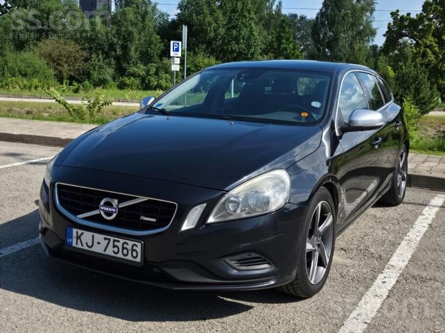 Melns Volvo V60 2013 Rīga, ar dzinēja tilpumu 2.00 L un nobraukumu 309 tūkst. km par 4950 €, foto 1 vietnē AUTOMOTO.COM.LV
