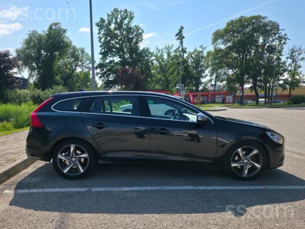 Melns Volvo V60 2013 Rīga, ar dzinēja tilpumu 2.00 L un nobraukumu 309 tūkst. km par 4950 €, foto 3 vietnē AUTOMOTO.COM.LV
